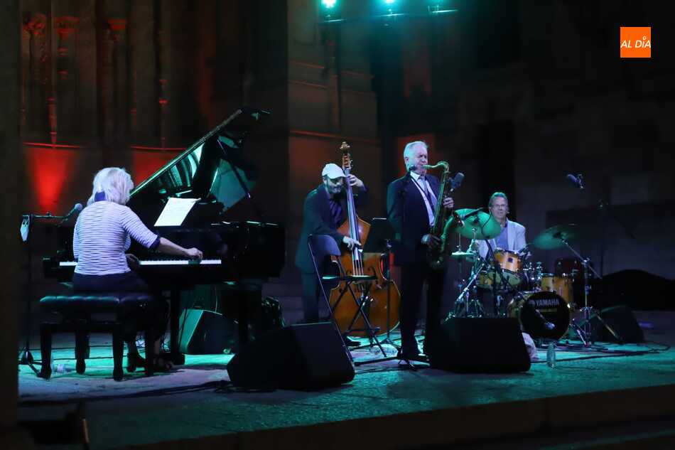 Noche mágica de jazz con Scott Hamilton & Dena DeRose - SALAMANCArtv AL ...